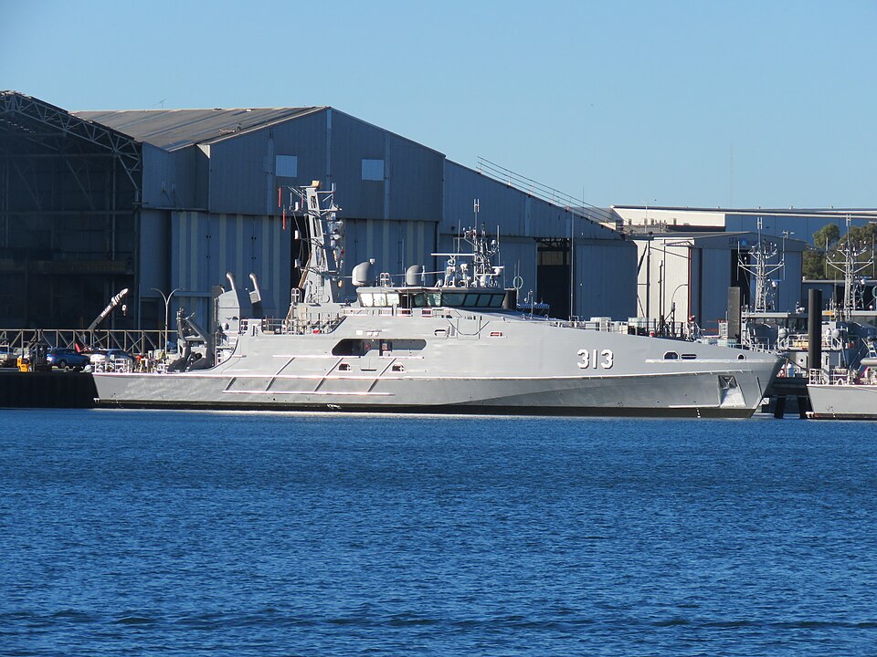 MARINHA DA AUSTRÁLIA COMISSIONA OS NAVIOS-PATRULHA HMAS CAPE SCHANCK E ...